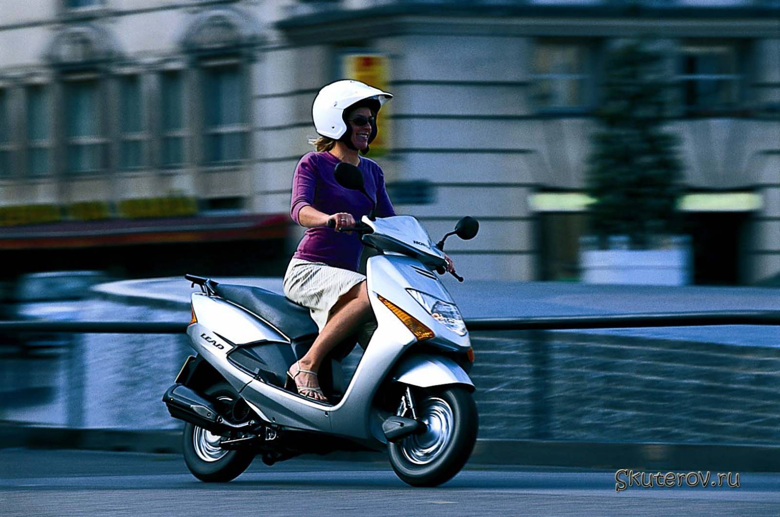 Скутер Honda Lead SCV 100